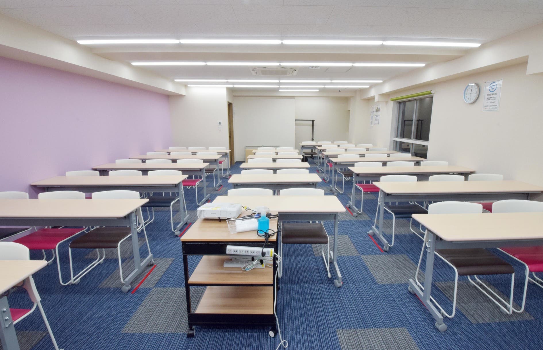 【博多駅徒歩3分】定員49名+予備椅子有り！プロジェクター含む備品・高速Wi-Fi無料！303会議室の写真7