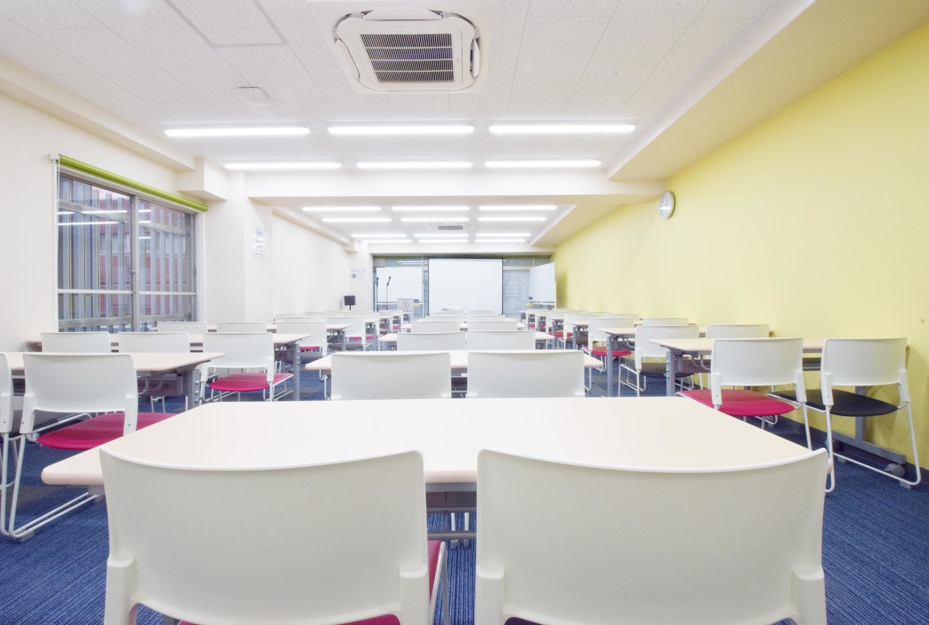 【博多駅徒歩3分】定員53名+予備椅子有り！プロジェクター含む備品・高速Wi-Fi無料！304会議室の写真5