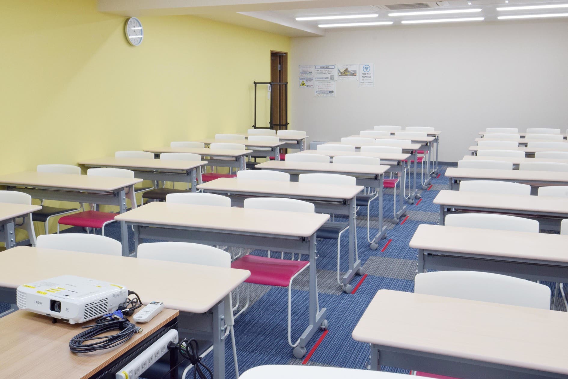 【博多駅徒歩3分】定員53名+予備椅子有り！プロジェクター含む備品・高速Wi-Fi無料！304会議室の写真6