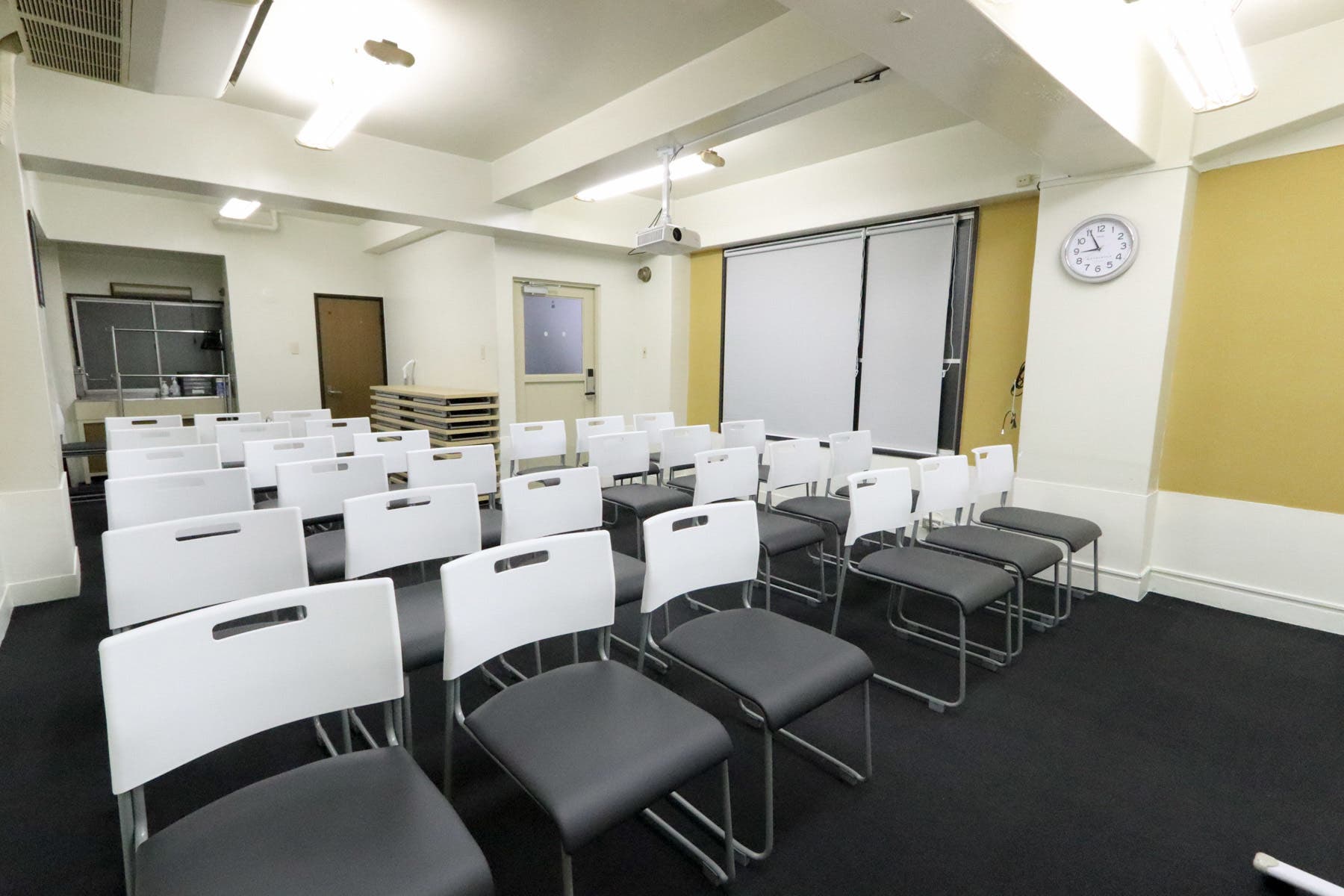 【東京駅2分・地下出口すぐ！改装済！38名】プロジェクター・マイク・スピーカー・WiFi無料！ふれあい貸し会議室 八重洲No14の写真11