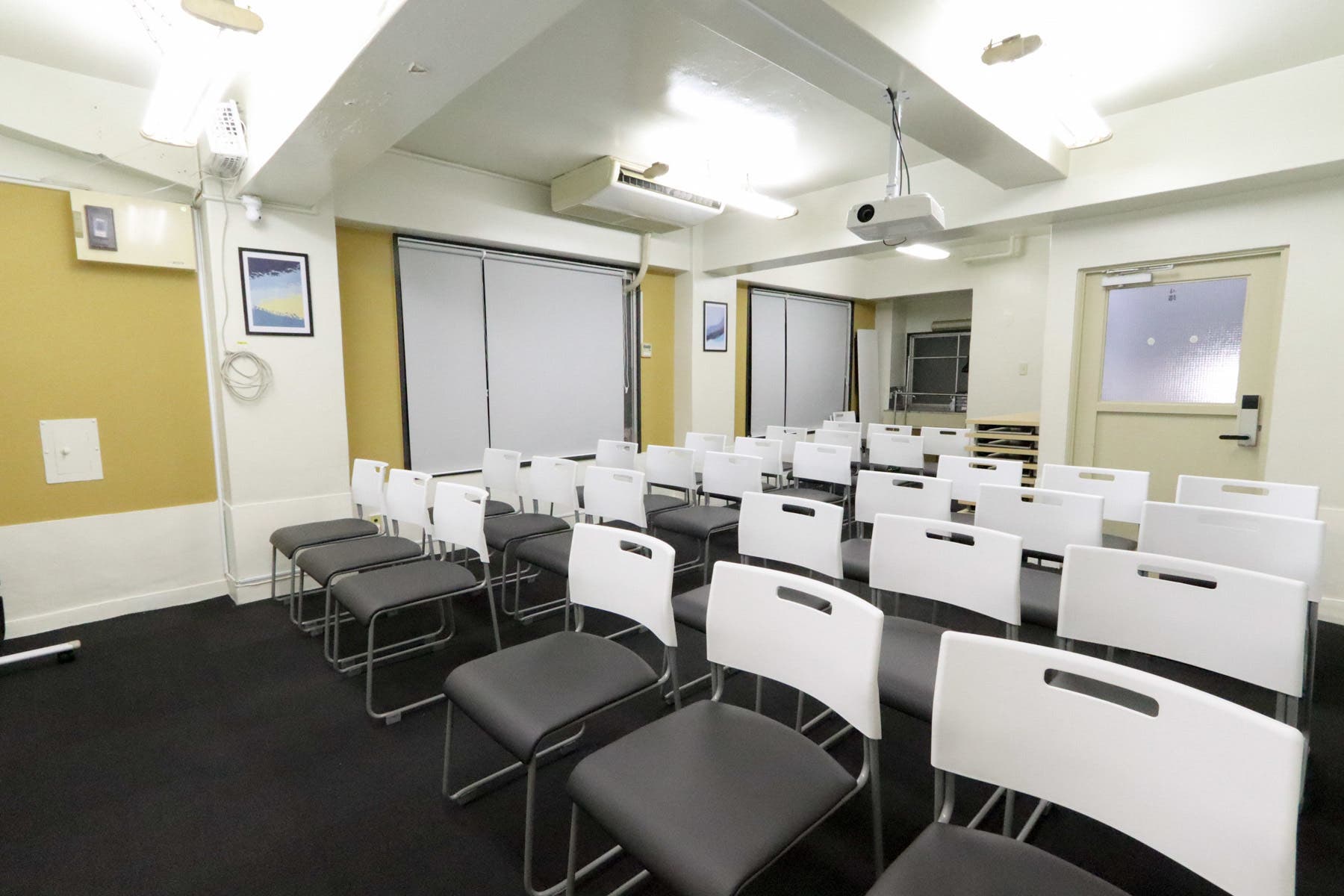 【東京駅2分・地下出口すぐ！改装済！38名】プロジェクター・マイク・スピーカー・WiFi無料！ふれあい貸し会議室 八重洲No14の写真12