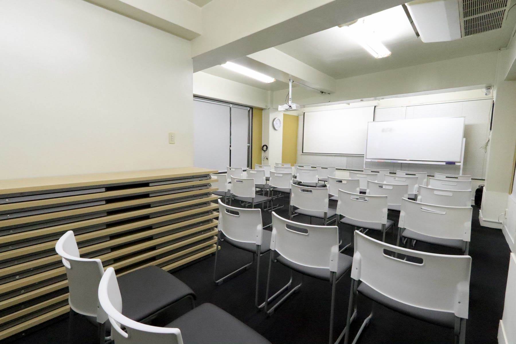 【東京駅2分・地下出口すぐ！改装済！38名】プロジェクター・マイク・スピーカー・WiFi無料！ふれあい貸し会議室 八重洲No14の写真13