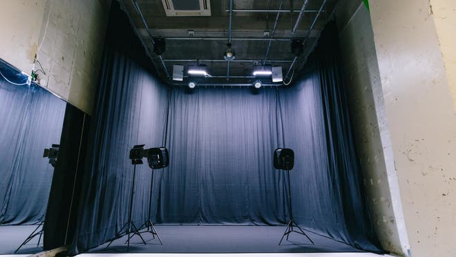 ベストホスト運営✨ 天高5m駅30秒の格安撮影スタジオ!各種撮影用照明、黒バック、グリーンバック、有線LAN完備!の写真1