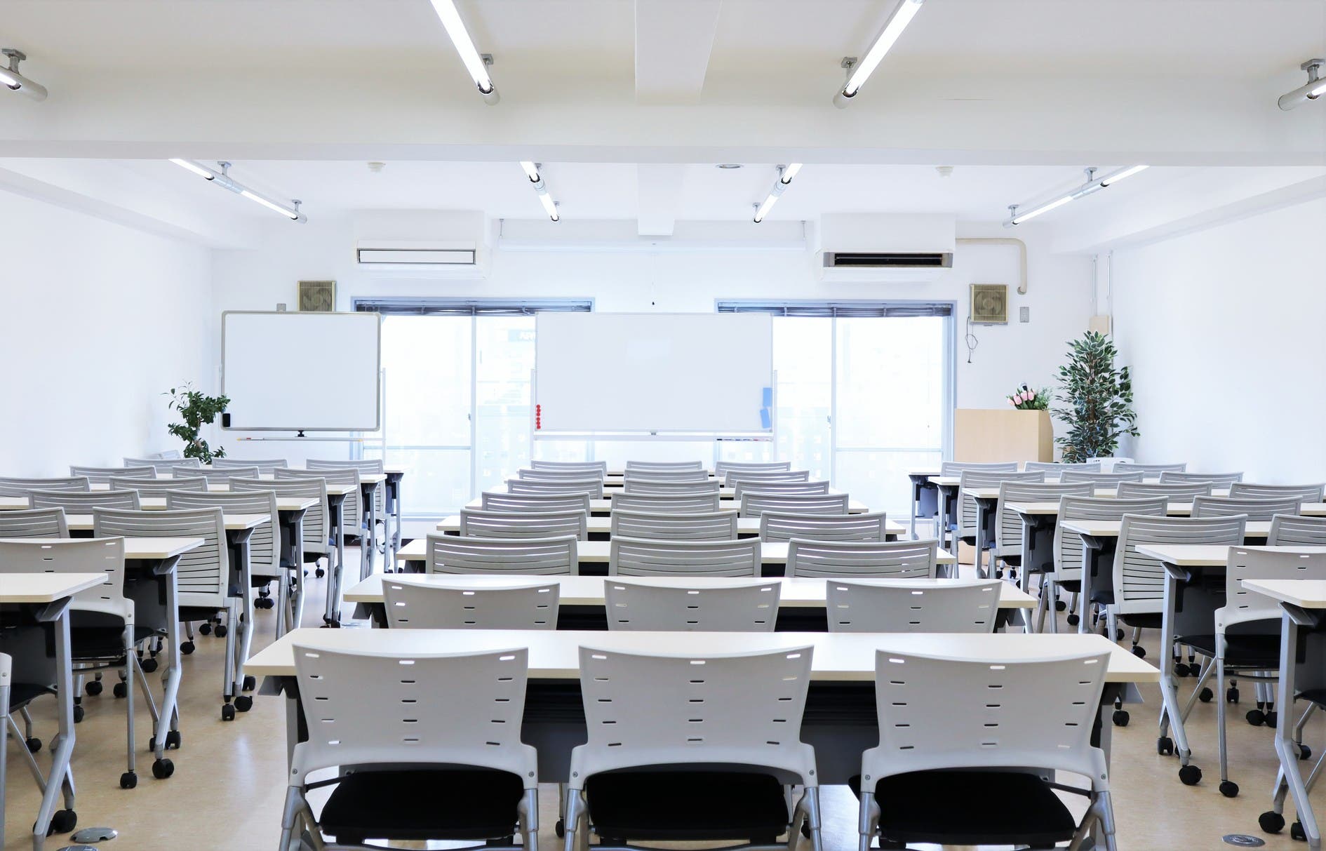 【御堂筋線:新大阪駅徒歩2分】 充実設備無料！研修、説明会、面接試験、セミナー、教室【貸会議室ラミ新大阪L-site８F】の写真1