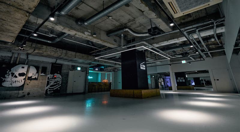 ベストホスト運営✨イベント実績多数★おしゃれな地下空間でパーティー・展示会・ポップアップストア：ロケ撮影・ライブ配信/250㎡