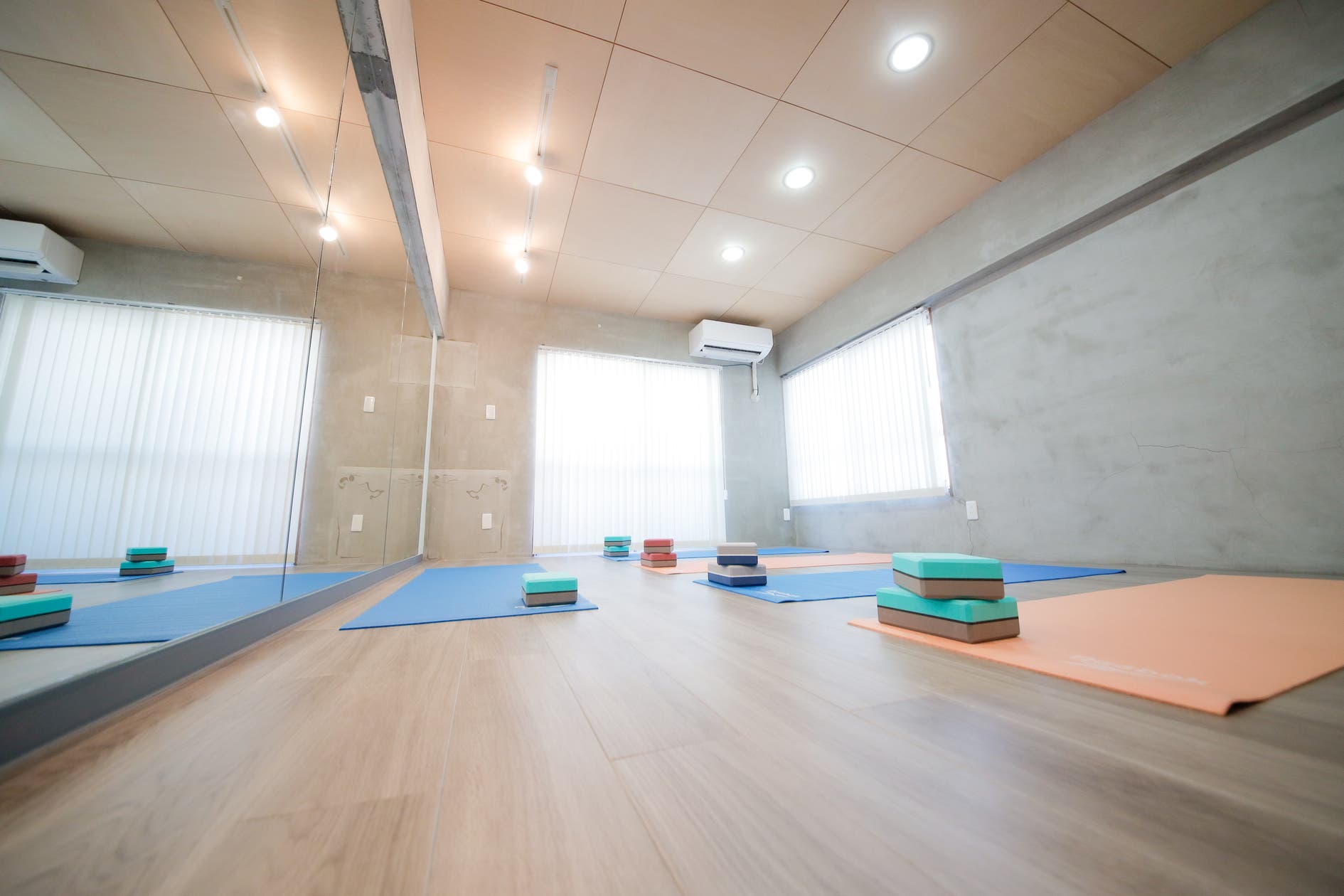 【studio_MINT】錦糸町駅３分／明るくて綺麗なスタジオ／２面鏡設置でプライベートレッスンにも最適！の写真1