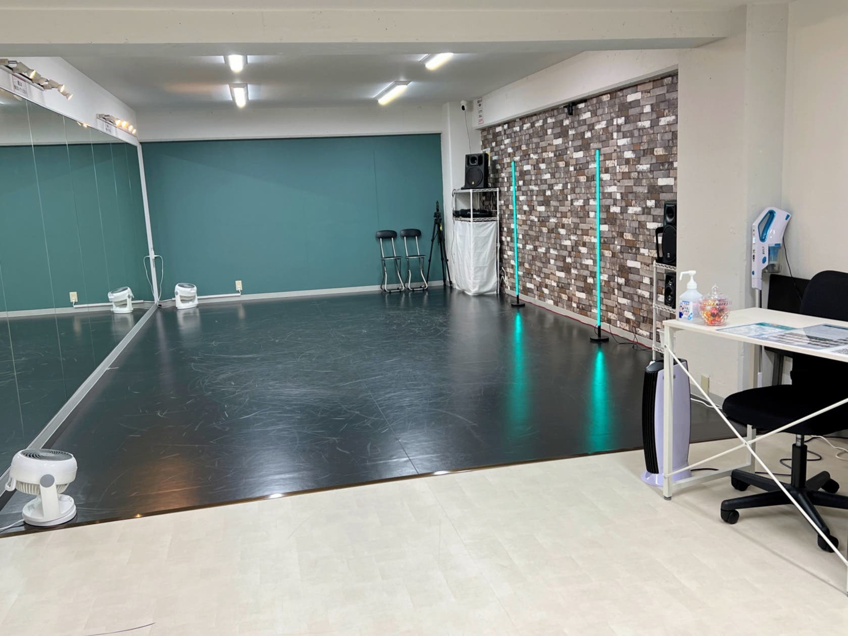 柏駅から1駅！新柏駅から徒歩30秒のダンススタジオ！おしゃれな内装と照明でSNS映え間違いなし！の写真6