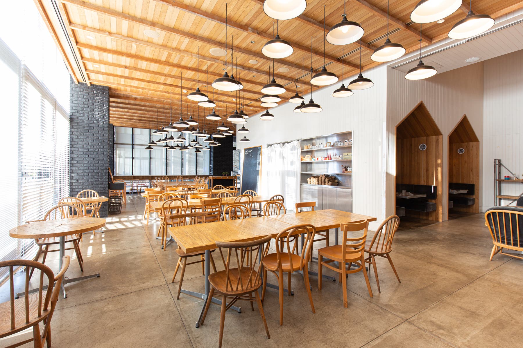 【お台場・湾岸 / SWITCH STAND ODAIBA】テラス付きのカフェスペースを貸切可能！会議設備も各種完備の写真4