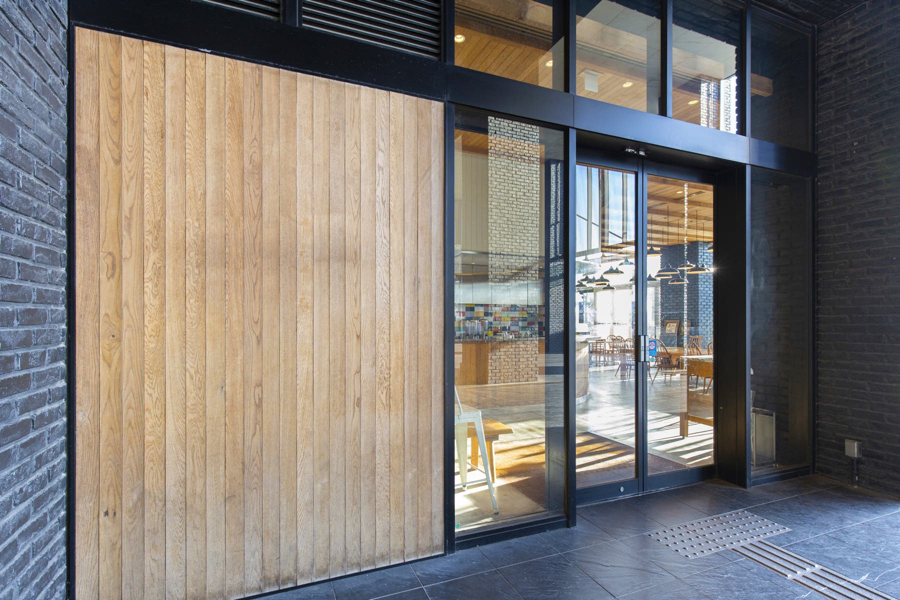 【お台場・湾岸 / SWITCH STAND ODAIBA】テラス付きのカフェスペースを貸切可能！会議設備も各種完備の写真15