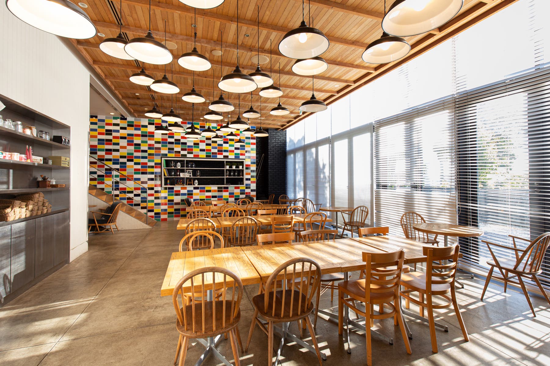 【お台場・湾岸 / SWITCH STAND ODAIBA】テラス付きのカフェスペースを貸切可能！会議設備も各種完備の写真2