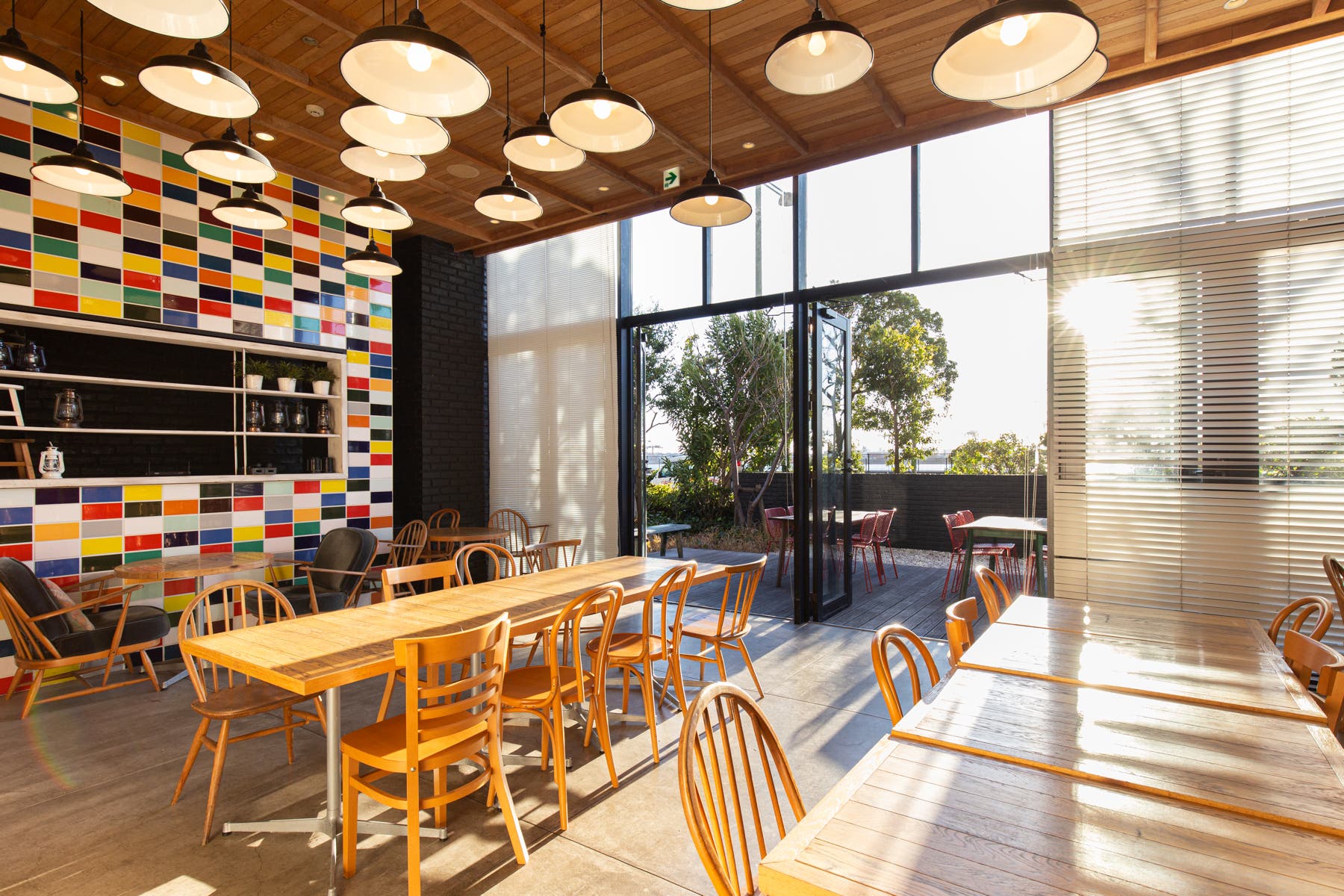 【お台場・湾岸 / SWITCH STAND ODAIBA】テラス付きのカフェスペースを貸切可能！会議設備も各種完備の写真5