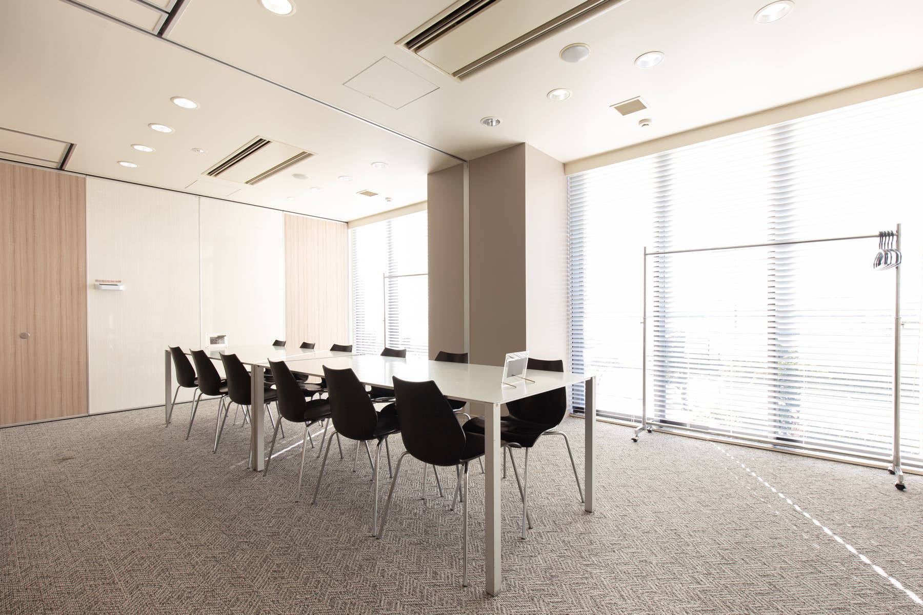 【お台場・湾岸 / SWITCH STAND ODAIBA】テラス付きのカフェスペースを貸切可能！会議設備も各種完備の写真10