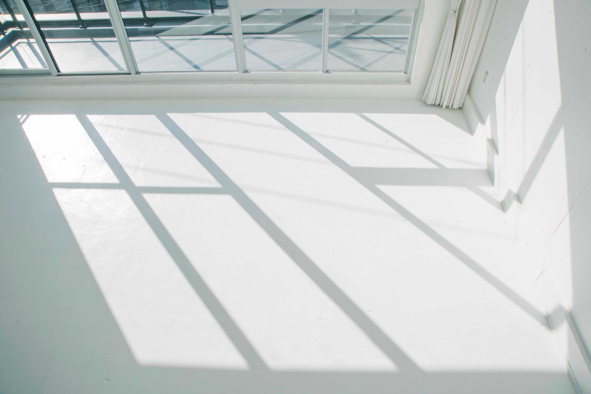 【代々木上原駅徒歩3分】1日中自然光の入る白とグレーのシンプルなスタジオの写真4