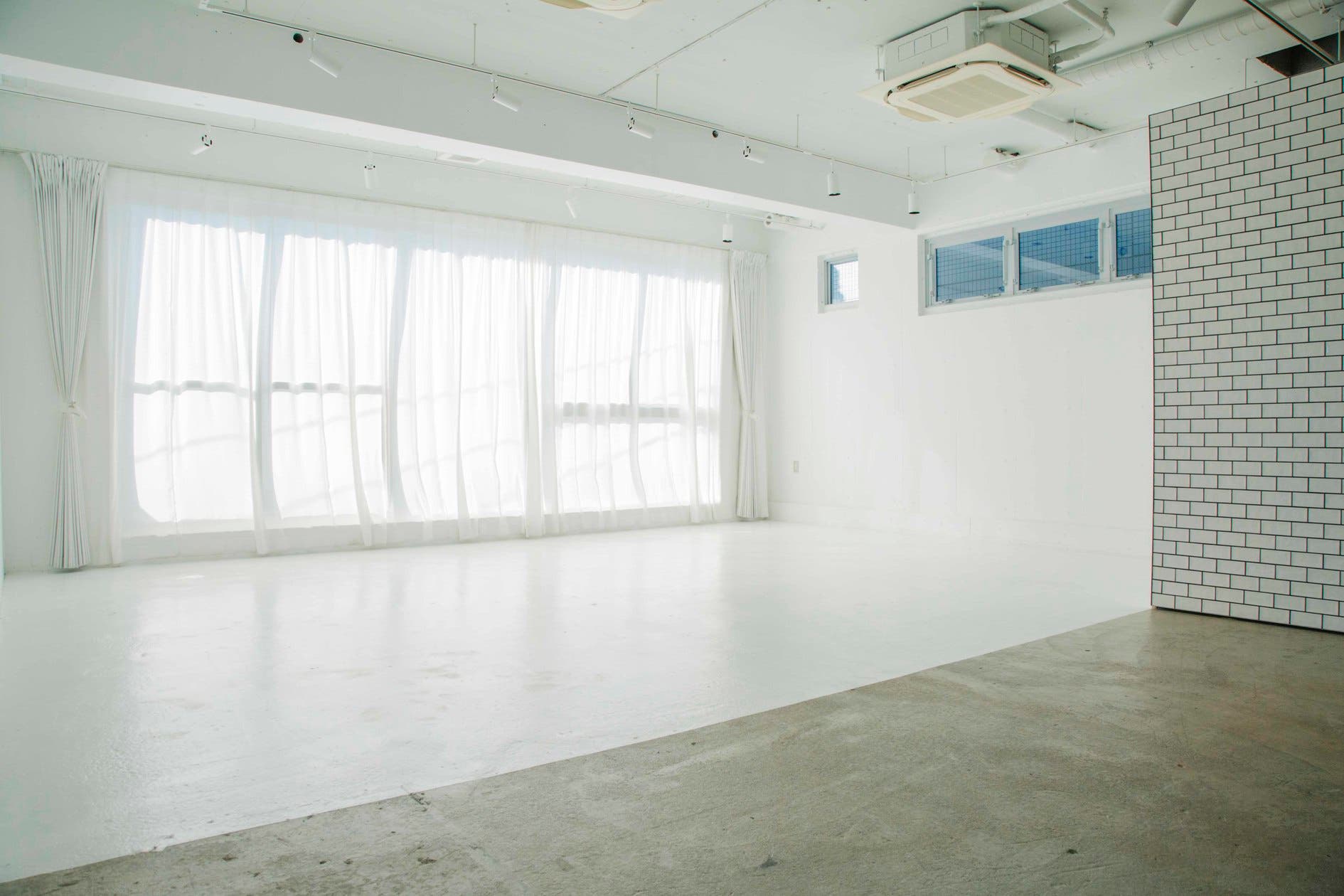 【代々木上原駅徒歩3分】1日中自然光の入る白とグレーのシンプルなスタジオの写真7