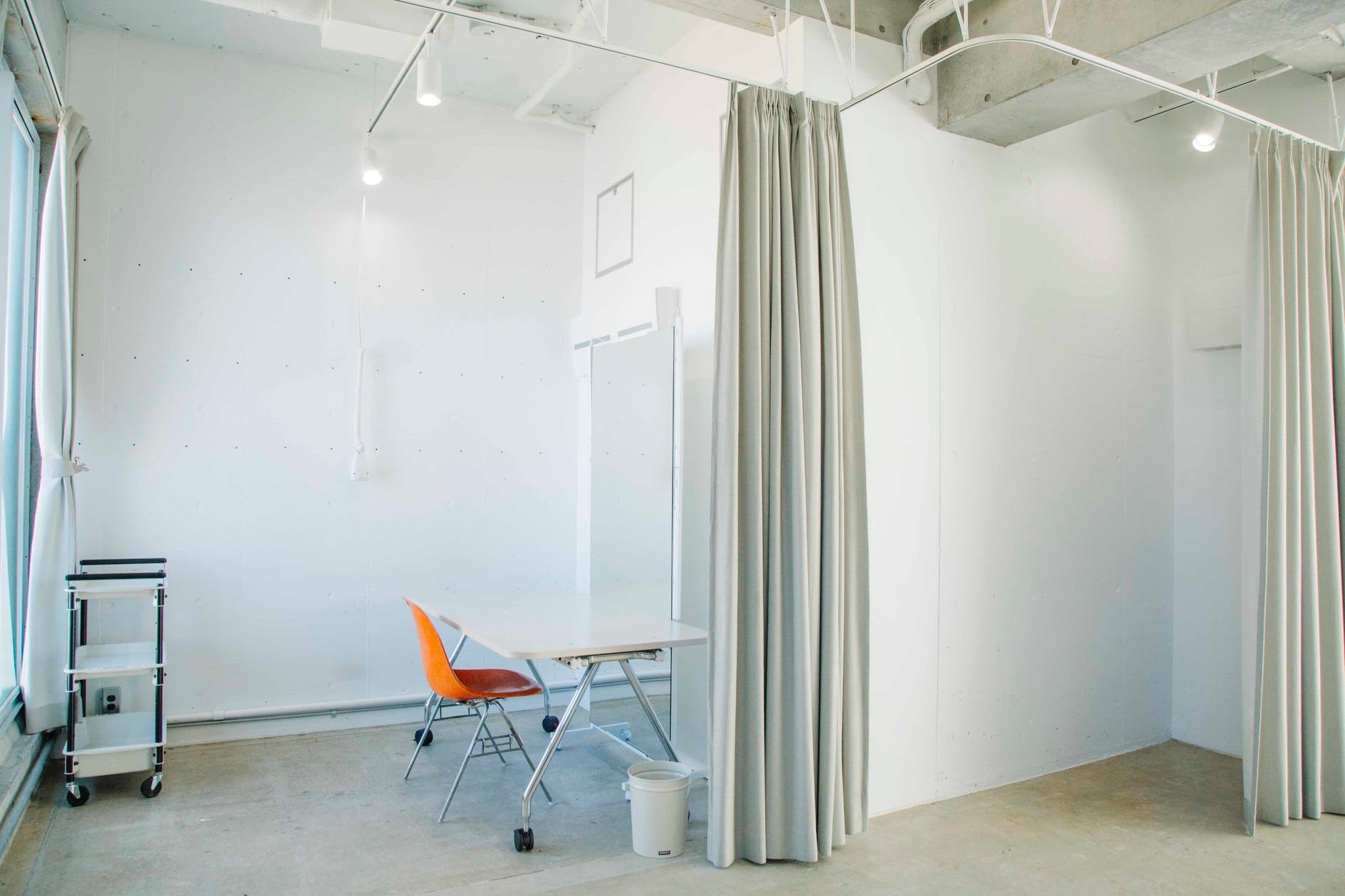 【代々木上原駅徒歩3分】1日中自然光の入る白とグレーのシンプルなスタジオの写真8