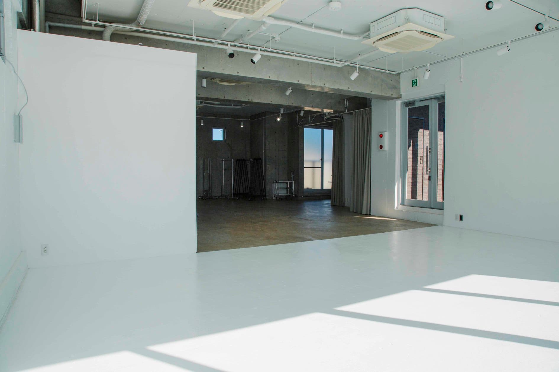 【代々木上原駅徒歩3分】1日中自然光の入る白とグレーのシンプルなスタジオの写真5