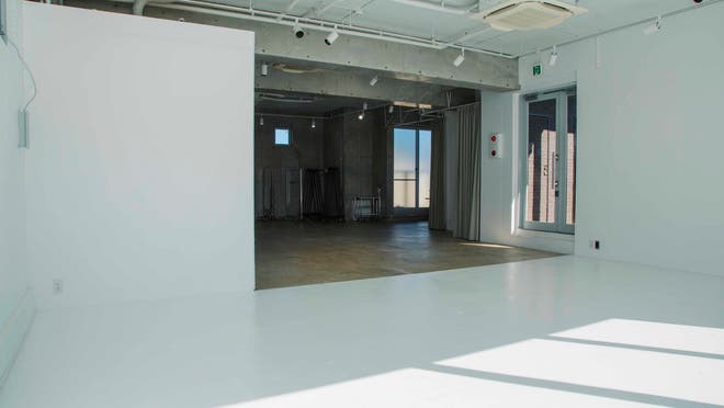 【代々木上原駅徒歩3分】1日中自然光の入る白とグレーのシンプルなスタジオの写真5