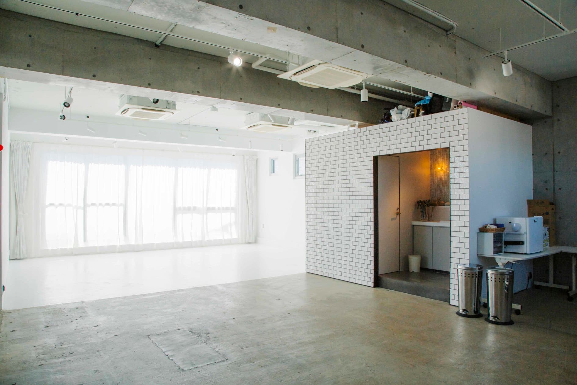 【代々木上原駅徒歩3分】1日中自然光の入る白とグレーのシンプルなスタジオの写真10