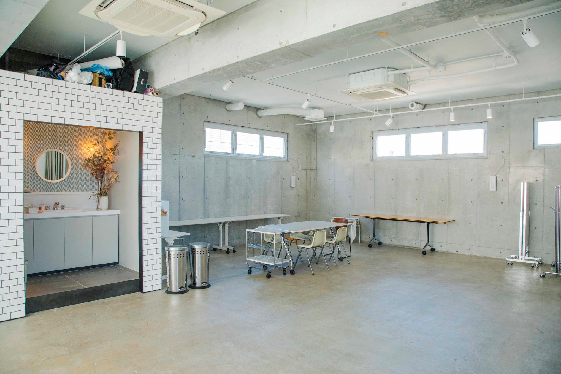 【代々木上原駅徒歩3分】1日中自然光の入る白とグレーのシンプルなスタジオの写真11