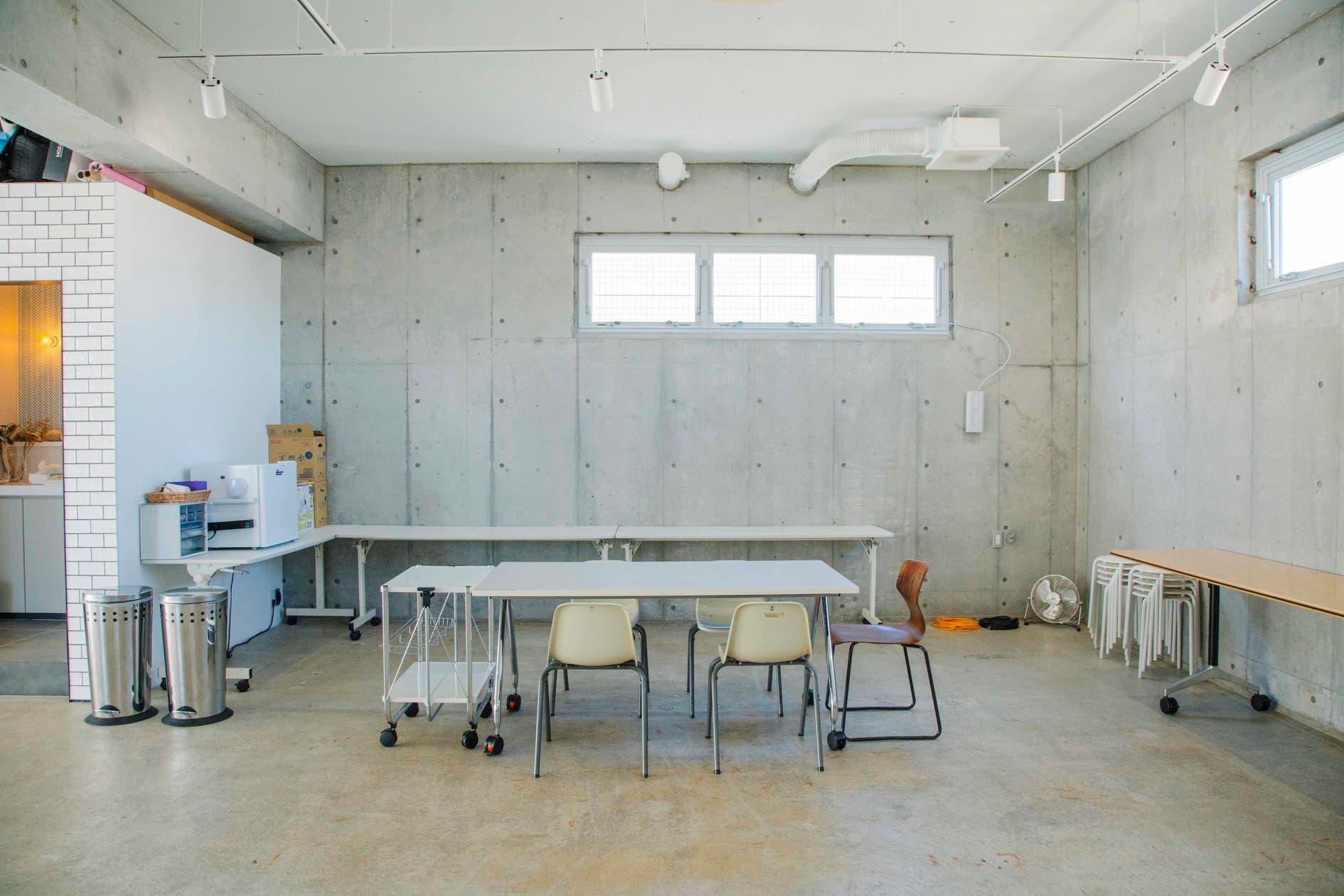 【代々木上原駅徒歩3分】1日中自然光の入る白とグレーのシンプルなスタジオの写真12