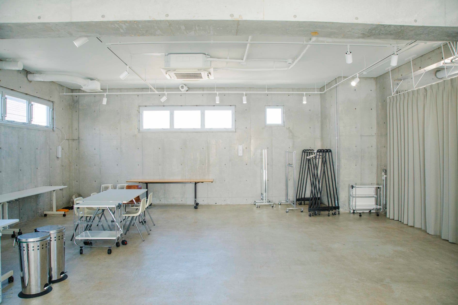 【代々木上原駅徒歩3分】1日中自然光の入る白とグレーのシンプルなスタジオの写真15