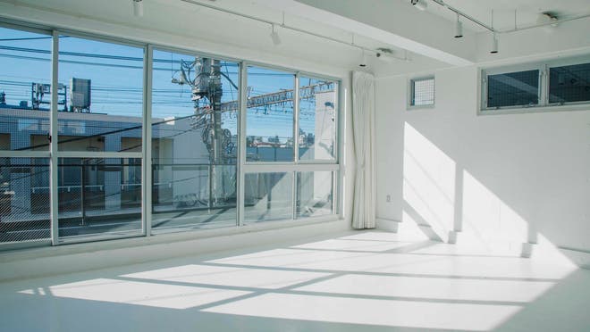 【代々木上原駅徒歩3分】1日中自然光の入る白とグレーのシンプルなスタジオの写真1