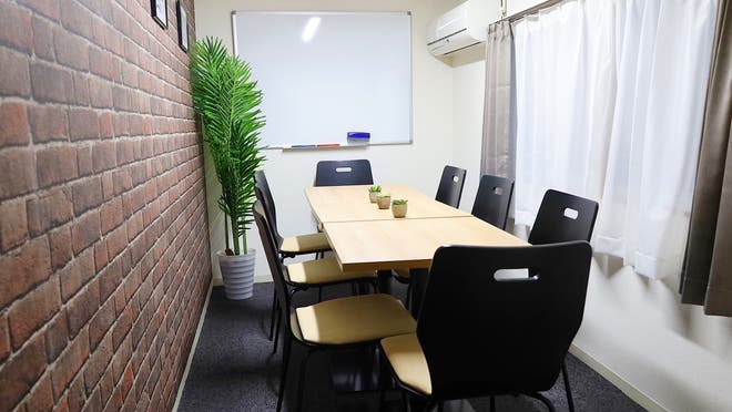 【神田駅1分!8名利用可!】綺麗な室内!WiFi・プロジェクター・ホワイトボード全て無料!ふれあい貸し会議室 神田Aの写真3