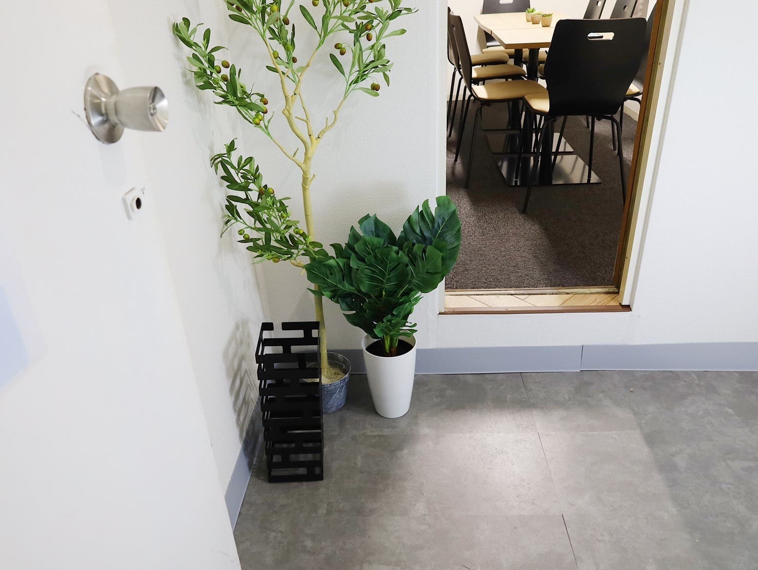 【神田駅1分！8名利用可！】綺麗な室内！WiFi・プロジェクター・ホワイトボード全て無料！ふれあい貸し会議室 神田Aの写真9