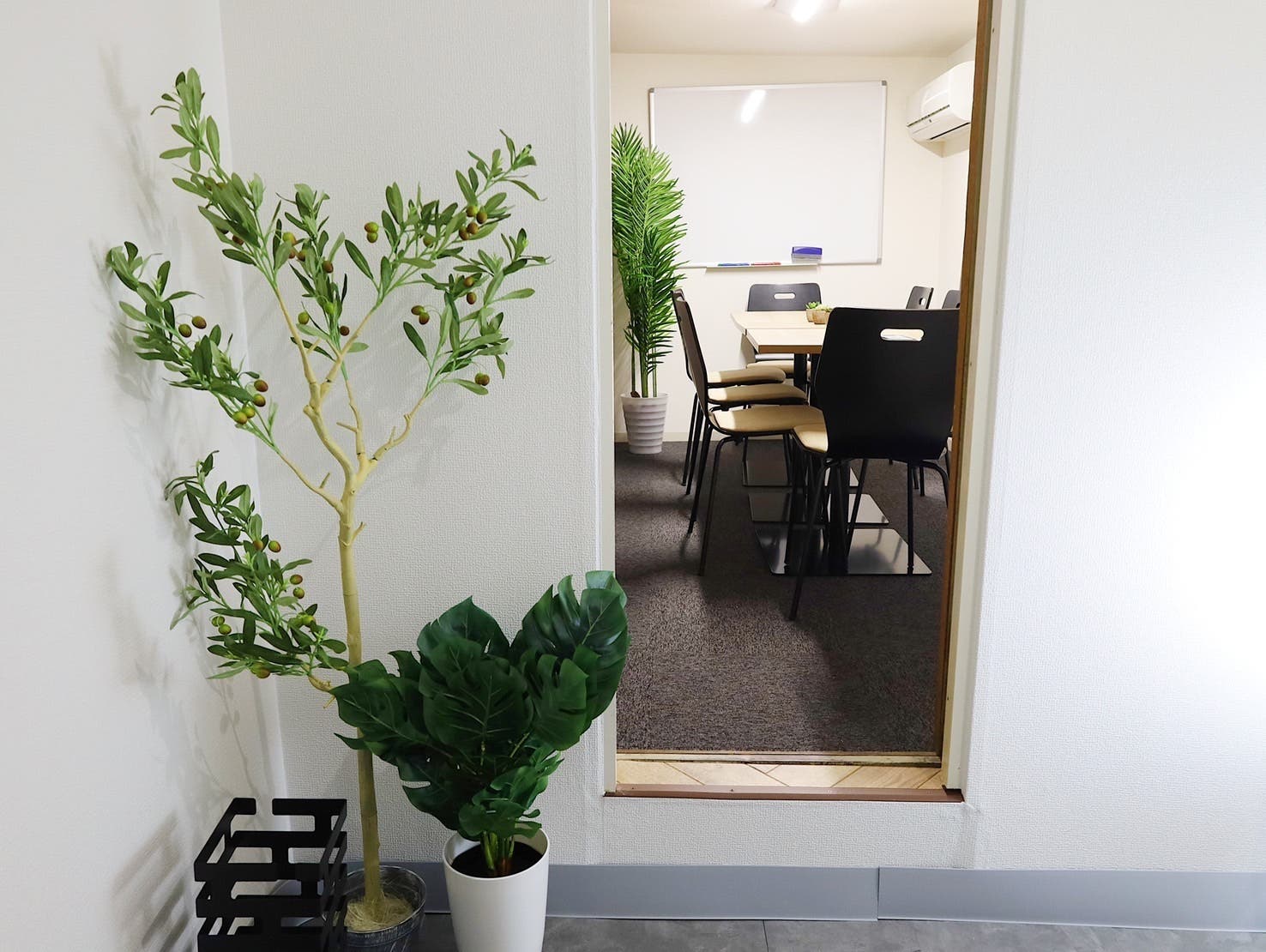 【神田駅1分！8名利用可！】綺麗な室内！WiFi・プロジェクター・ホワイトボード全て無料！ふれあい貸し会議室 神田Aの写真11