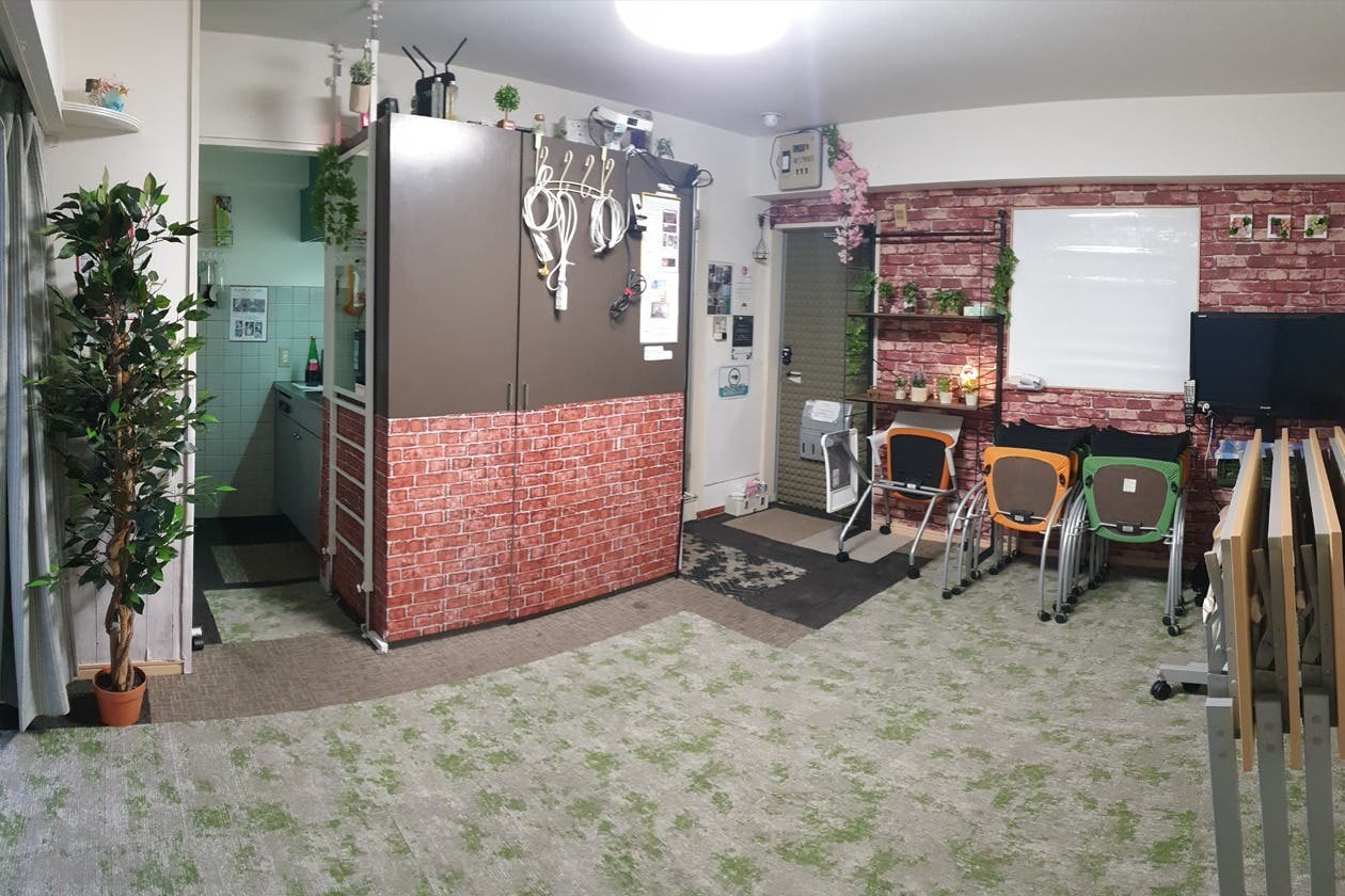 【吉祥寺2分・飛沫対策アクリル板】✨角部屋😆温水便座👞土足可・ホワイトボード２台・プロジェクター・椅子16脚・無人貸し会議室48の写真13