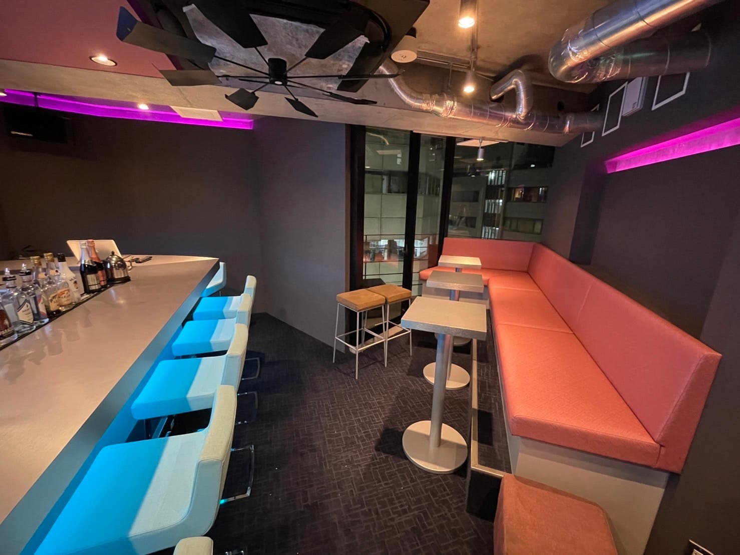 恵比寿駅近カラオケ有り！スタイリッシュなBARでオフ会やパーティーに♪の写真1