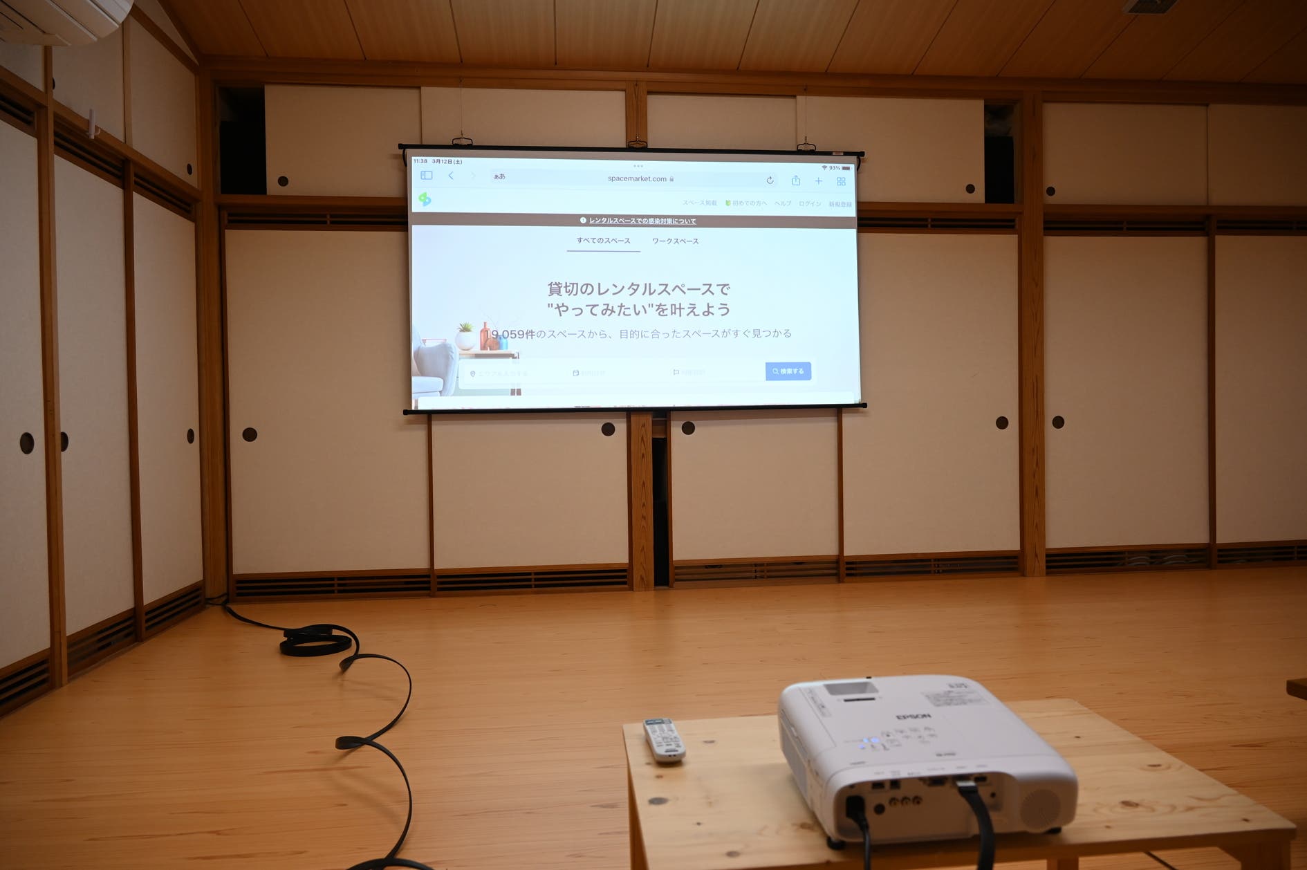 液晶プロジェクター・会議用マイク一式の画像1