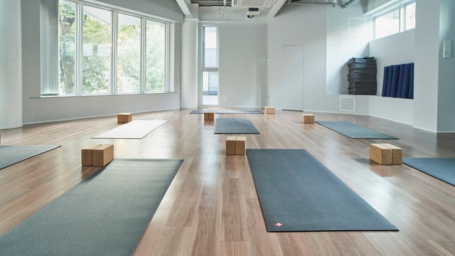 広尾駅3分│ヨガマット等貸出可│自然光、緑が覗くスタイリッシュなヨガスタジオ│ヨガ・ピラティス・講座開催の写真2