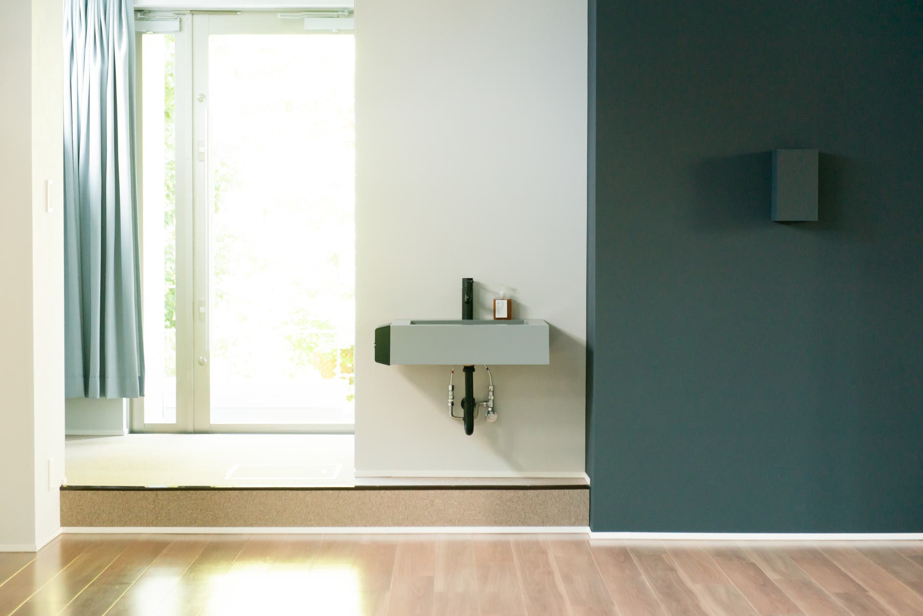 広尾駅３分│ヨガマット等貸出可│自然光、緑が覗くスタイリッシュなヨガスタジオ│ヨガ・ピラティス・講座開催の写真5