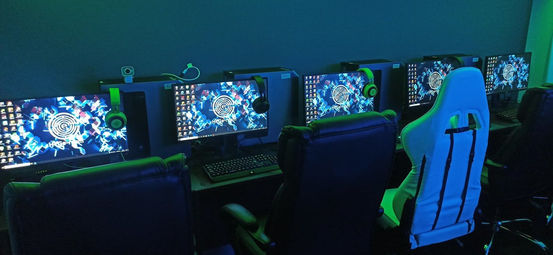 新宿 ゲーミングPC五台完備のレンタルスペース【HYGe-Room】の写真8