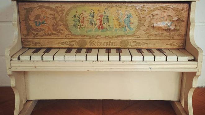 白い暖炉やトイピアノがあるレンガ白壁のかわいいコテージ。撮影に。の写真2