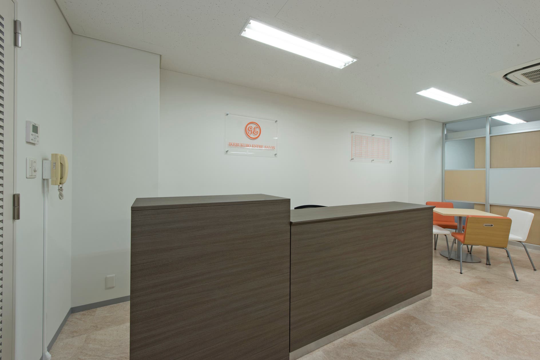 ⭐️【6名会議室】池袋駅東口から徒歩5分⭐️スタッフ常駐のため安心してご利用いただけます！✨Wi-Fi有りの写真3