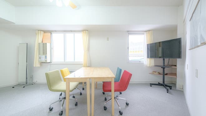 <カラフル会議室🌈札幌駅前>【室内動画あり】⭐️インボイス対応⭐️自然光 ⭐️広く(20㎡)明るい(南向窓)⭐️札幌駅を一望の写真1