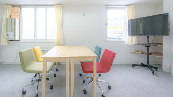 <カラフル会議室🌈札幌駅前>【室内動画あり】⭐️インボイス対応⭐️自然光 ⭐️広く(20㎡)明るい(南向窓)⭐️札幌駅を一望の写真3