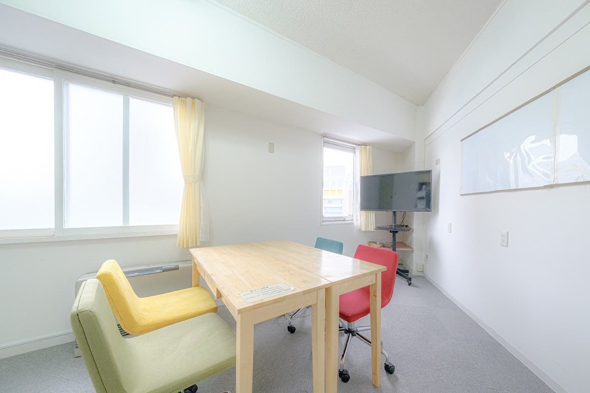 ＜カラフル会議室🌈札幌駅前＞【室内動画あり】⭐️ｲﾝﾎﾞｲｽ対応⭐️自然光 ⭐️広く(20㎡)明るい(南向窓)⭐️札幌駅を一望の写真5