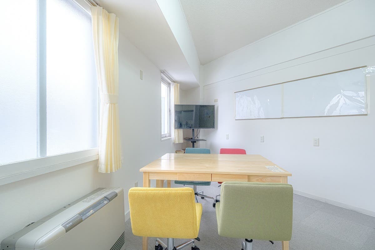 ＜カラフル会議室🌈札幌駅前＞【室内動画あり】⭐️ｲﾝﾎﾞｲｽ対応⭐️自然光 ⭐️広く(20㎡)明るい(南向窓)⭐️札幌駅を一望の写真6