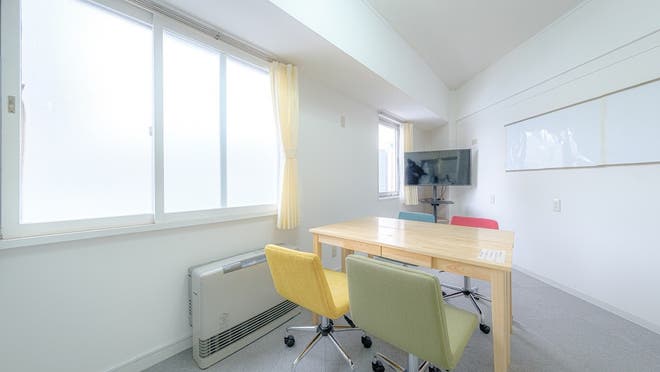 <カラフル会議室🌈札幌駅前>【室内動画あり】⭐️インボイス対応⭐️自然光 ⭐️広く(20㎡)明るい(南向窓)⭐️札幌駅を一望の写真7