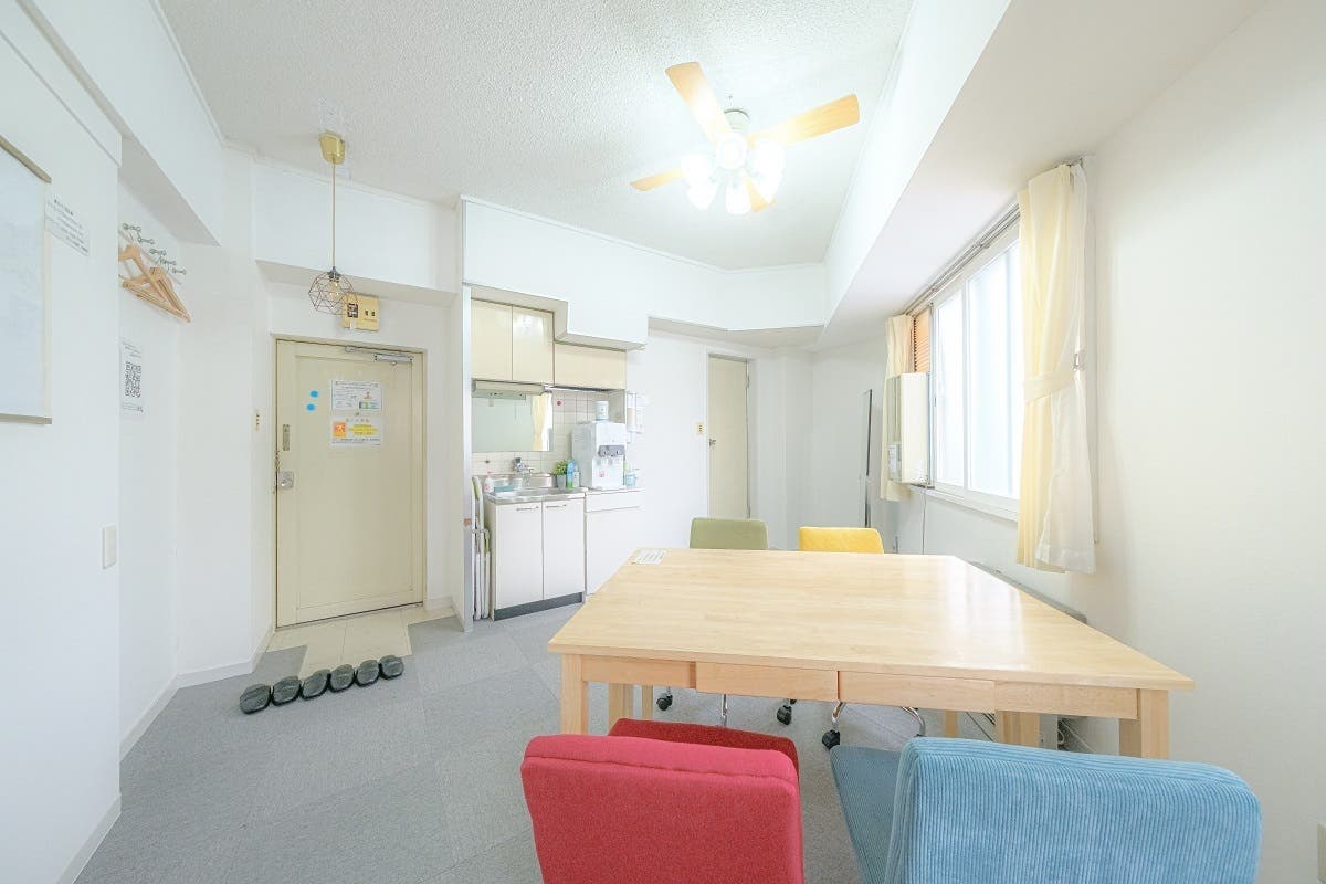 ＜カラフル会議室🌈札幌駅前＞【室内動画あり】⭐️ｲﾝﾎﾞｲｽ対応⭐️自然光 ⭐️広く(20㎡)明るい(南向窓)⭐️札幌駅を一望の写真9