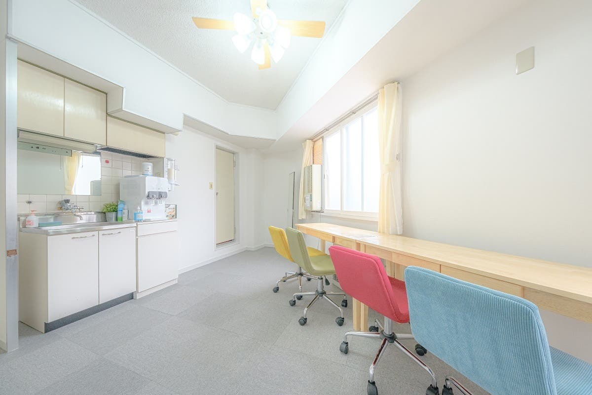 ＜カラフル会議室🌈札幌駅前＞【室内動画あり】⭐️ｲﾝﾎﾞｲｽ対応⭐️自然光 ⭐️広く(20㎡)明るい(南向窓)⭐️札幌駅を一望の写真11