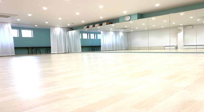 定員15名 床は清潔感のある白いクッションフロアです。 ※ 土足・ヒールでの入室は厳禁。 裏底が白のシューズをご着用ください。