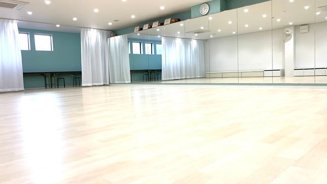 定員15名 床は清潔感のある白いクッションフロアです。 ※ 土足・ヒールでの入室は厳禁。 裏底が白のシューズをご着用ください。の写真1