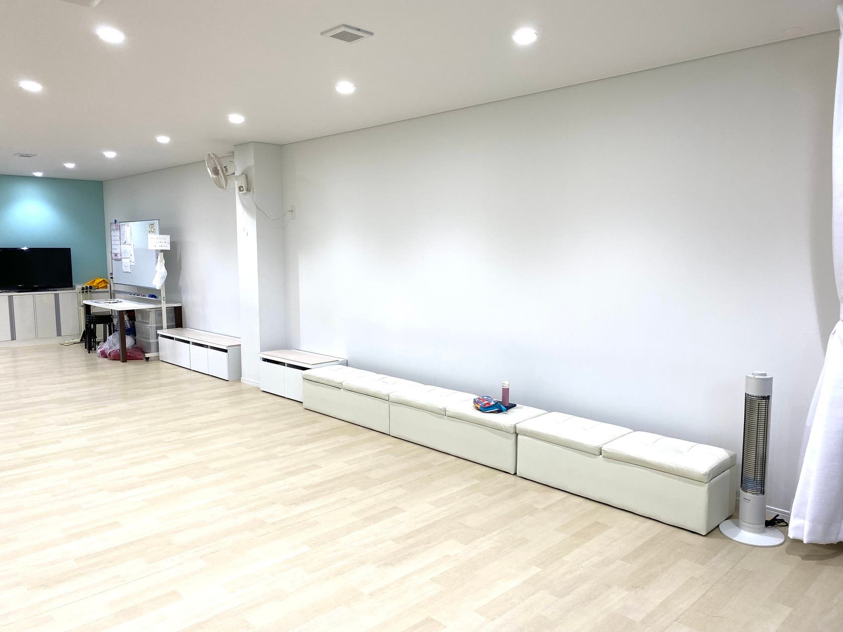 定員15名 床は清潔感のある白いクッションフロアです。 ※ 土足・ヒールでの入室は厳禁。 裏底が白のシューズをご着用ください。の写真9