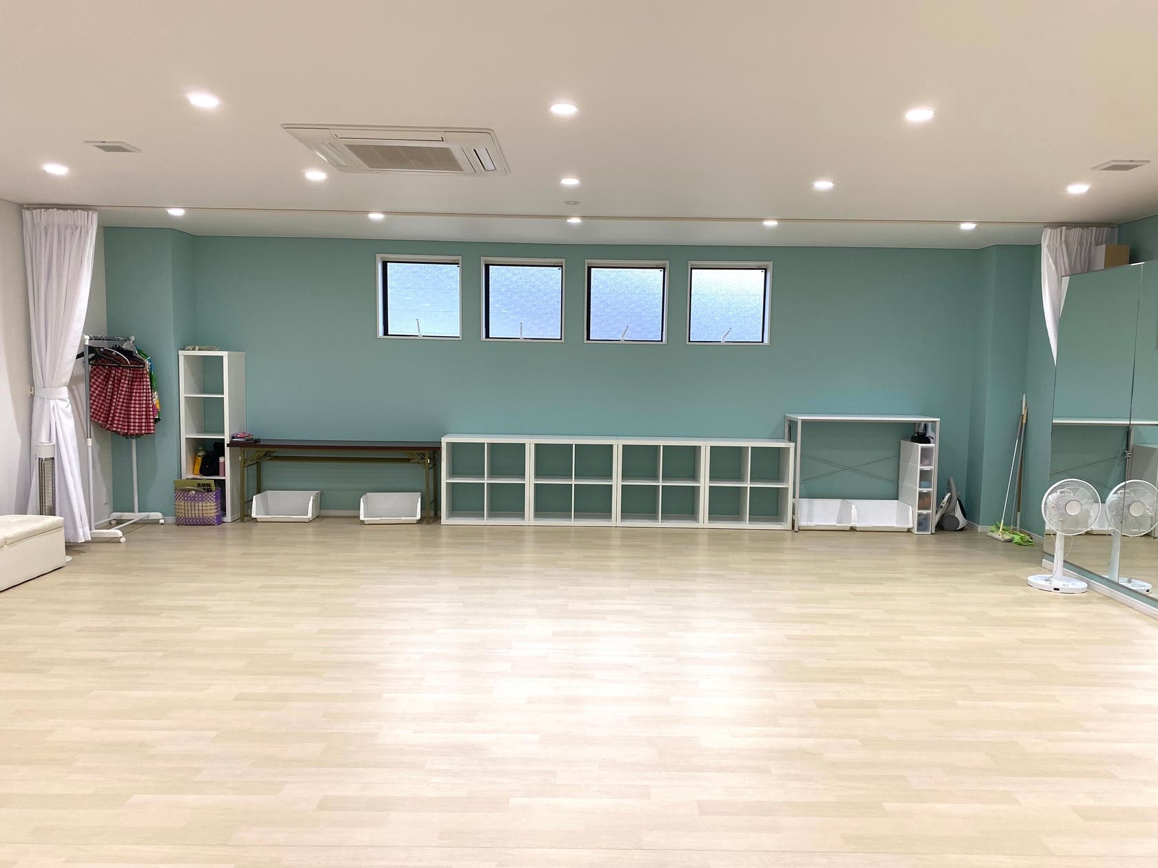 定員15名 床は清潔感のある白いクッションフロアです。 ※ 土足・ヒールでの入室は厳禁。 裏底が白のシューズをご着用ください。の写真7