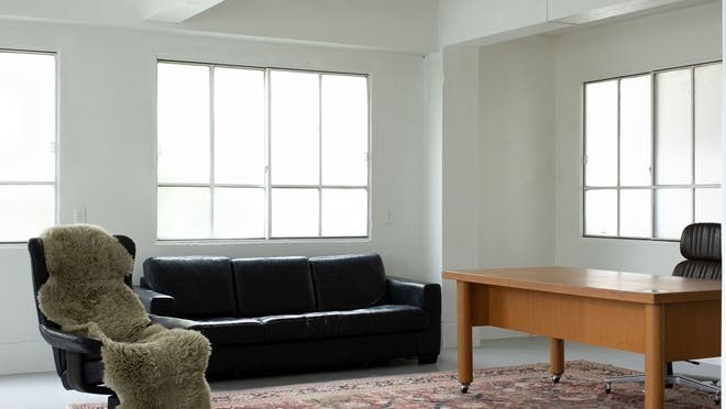 目黒 五反田 不動前 白ペンキ仕上げ 大判ペルシャ絨毯 格安プランあり ハウススタジオの写真1