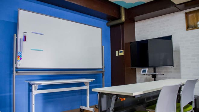 心斎橋駅から徒歩8分。週末長時間50%オフ!!【wifi、鏡、モニター、ホワイトボード、整体ベッド2台、ヨガマット】の写真3